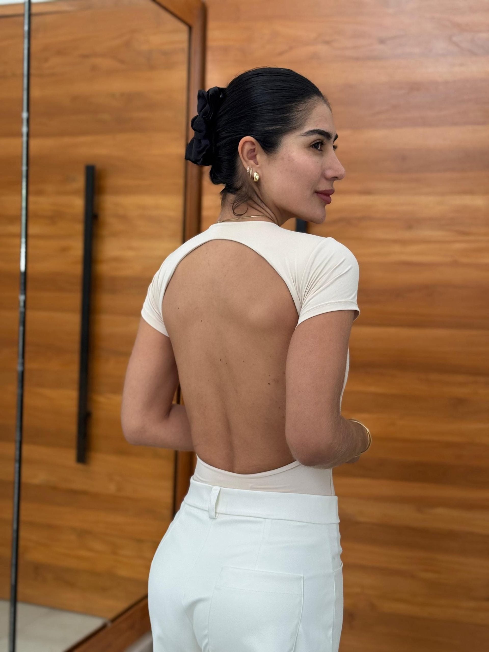 Camiseta Escote Trasero Nude – Basic and Essentials