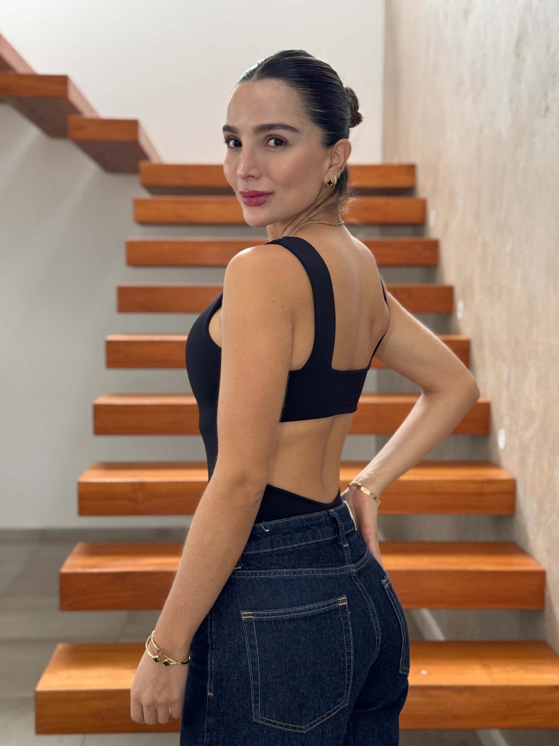 Cuadro Tiras Escote Negro – Basic and Essentials